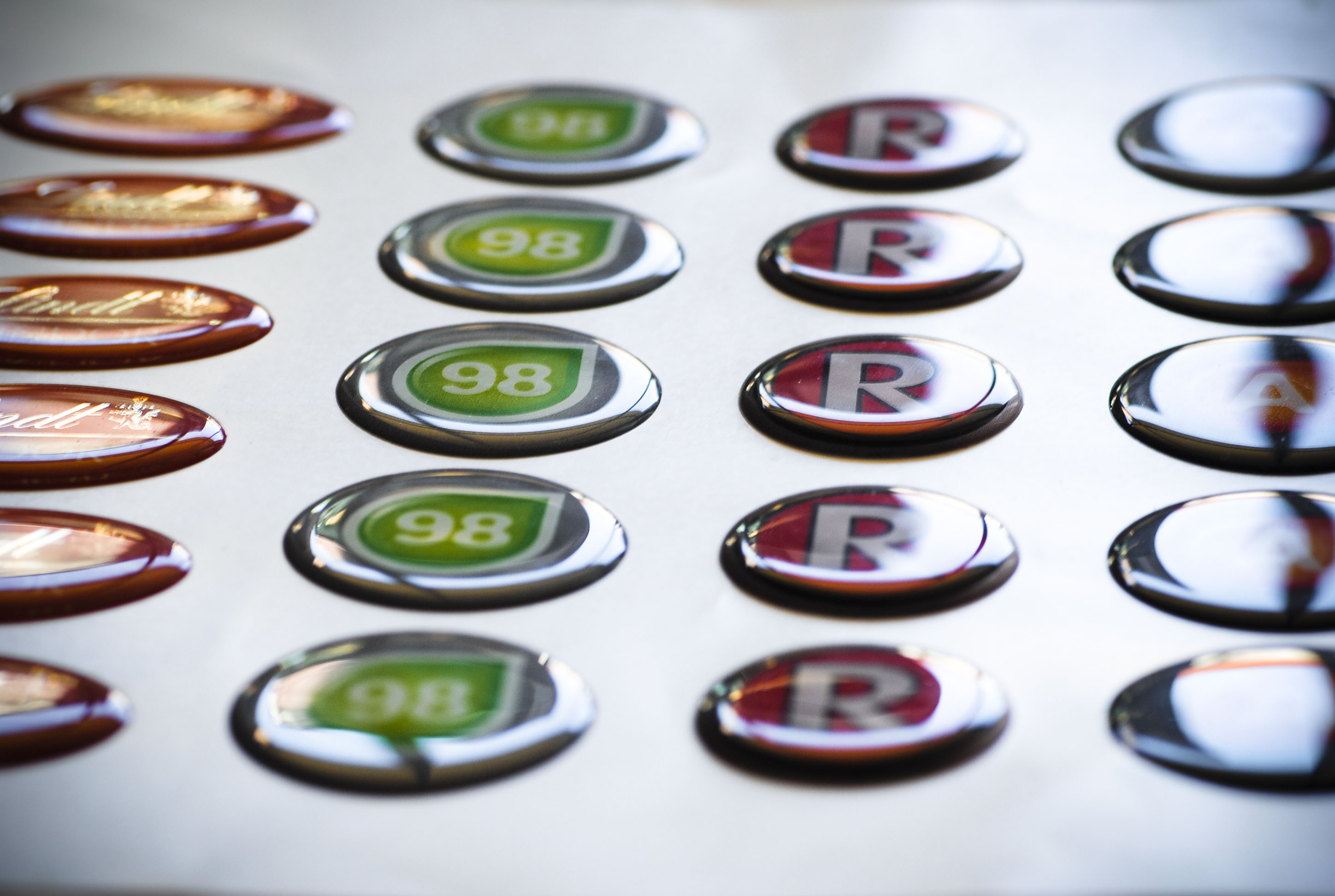 Fabricant d’autocollants spécialisé en adhésifs 3D doming